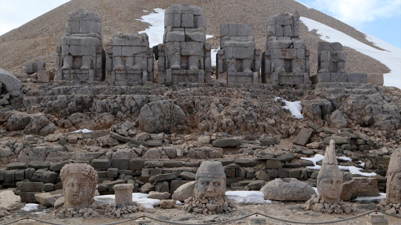 Nemrut Dağı'nın anıtsal heykelleri depremlerde zarar görmedi | TRT ...