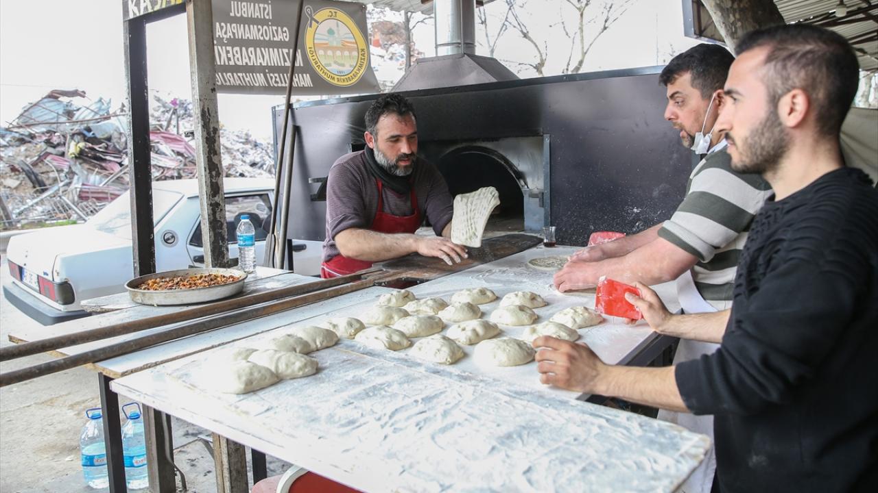 İş yerlerine giremeyen bazı esnaf sokakta hizmet veriyor | TRT Haber ...
