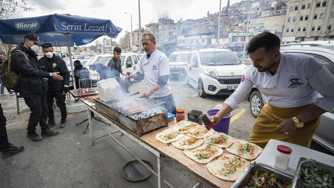 İş yerlerine giremeyen bazı esnaf sokakta hizmet veriyor | TRT Haber ...
