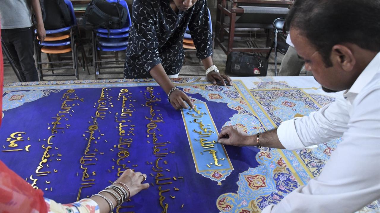 Pakistanlı sanatçı, dev Kur'an-ı Kerim'in yapımı için 200 kişilik ...