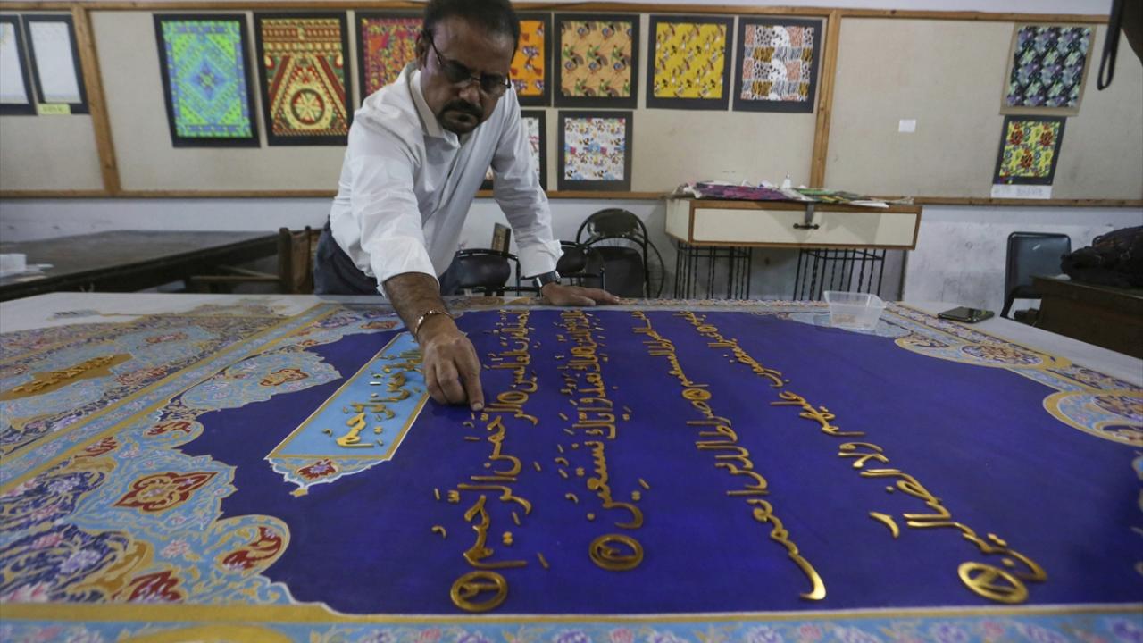 Pakistanlı sanatçı, dev Kur'an-ı Kerim'in yapımı için 200 kişilik ...