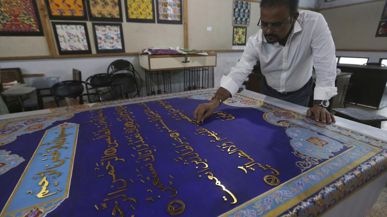 Pakistanlı sanatçı, dev Kur'an-ı Kerim'in yapımı için 200 kişilik ...