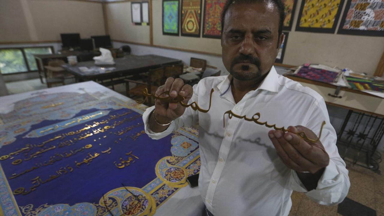Pakistanlı sanatçı, dev Kur'an-ı Kerim'in yapımı için 200 kişilik ...