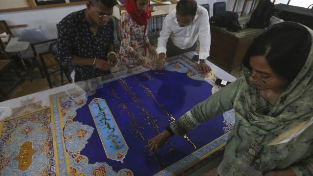 Pakistanlı sanatçı, dev Kur'an-ı Kerim'in yapımı için 200 kişilik ...