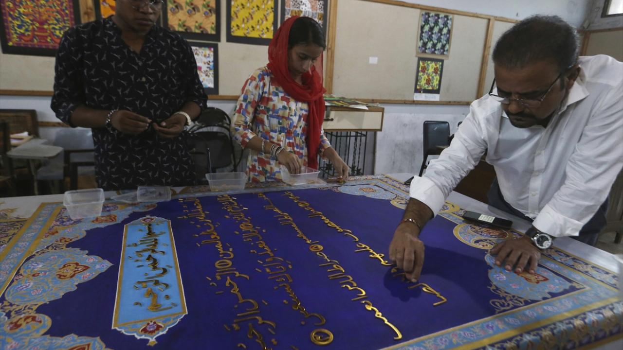 Pakistanlı sanatçı, dev Kur'an-ı Kerim'in yapımı için 200 kişilik ...