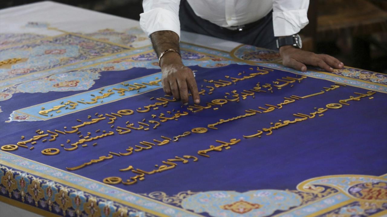 Pakistanlı sanatçı, dev Kur'an-ı Kerim'in yapımı için 200 kişilik ...