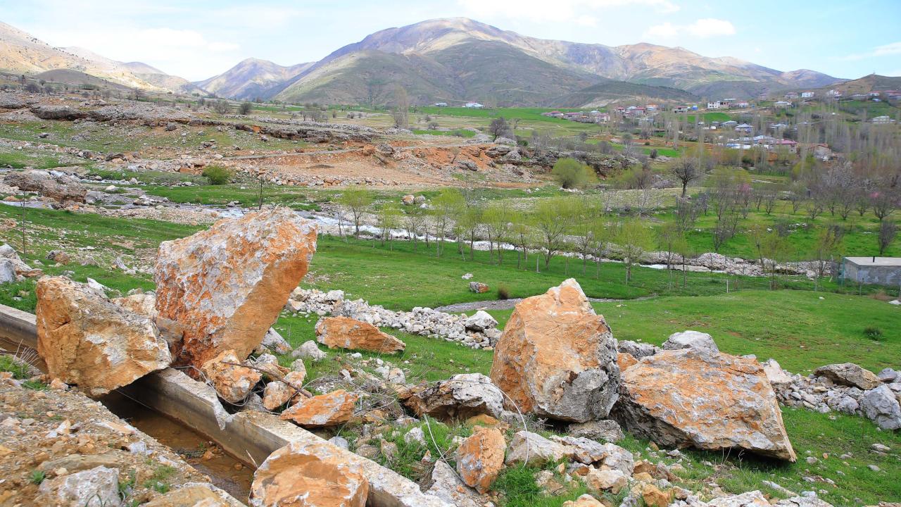 Kahramanmaraş'ta depremin ardından tarım arazisinde obruk oluştu | TRT ...