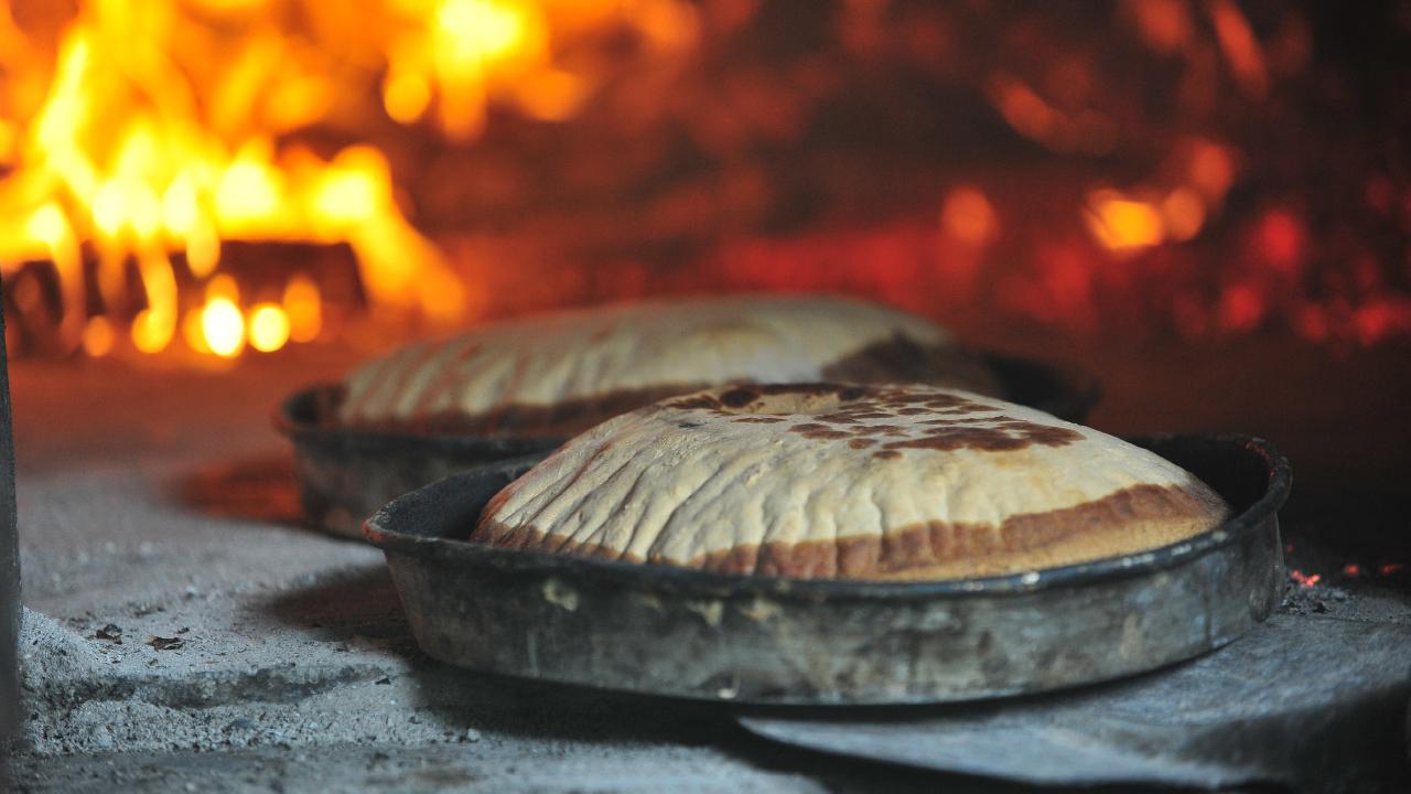 Kış uykusundan uyanan ayılar için barınağa ‘özel fırın’ | TRT Haber ...