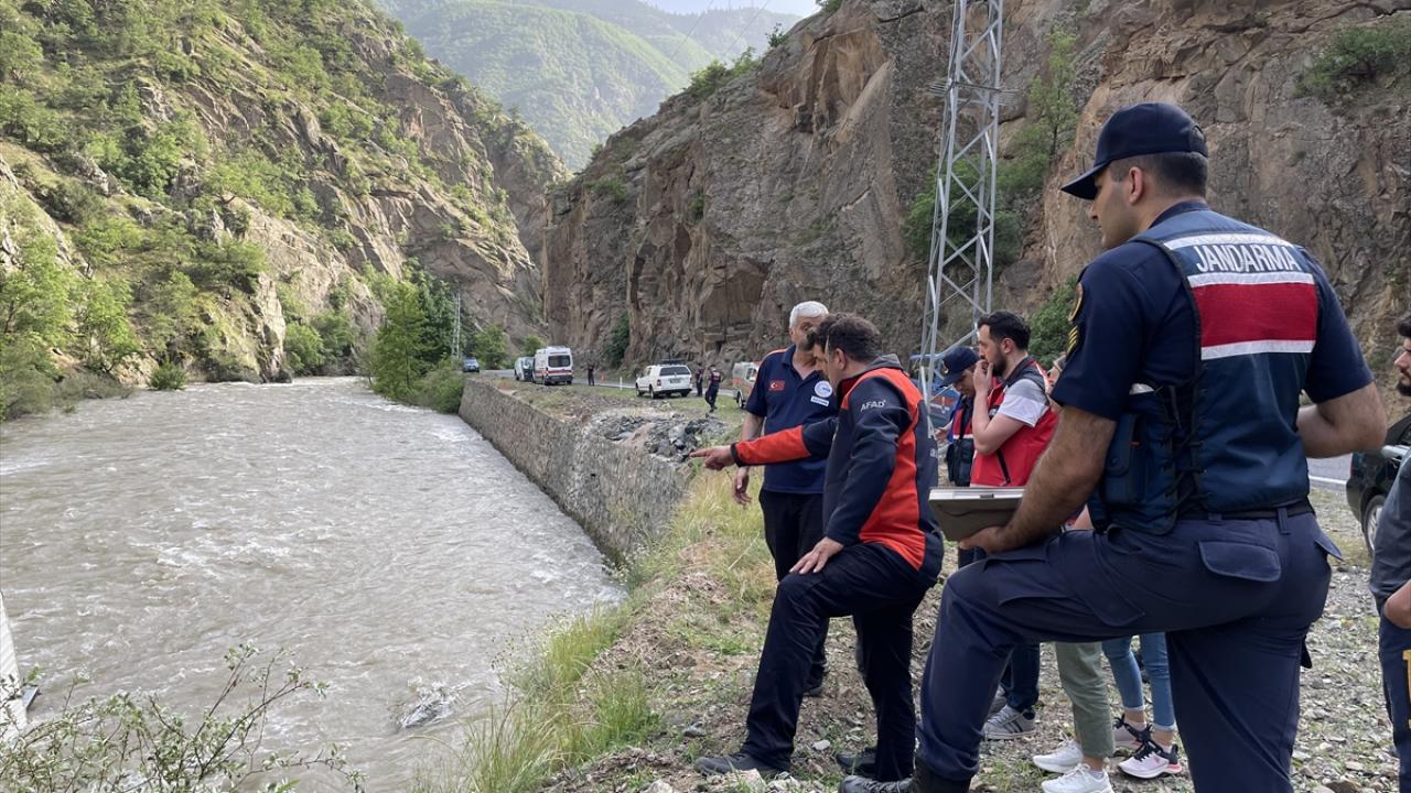 Nehre düşen kamyonun sürücüsü akıntıya kapılarak kayboldu | TRT Haber ...