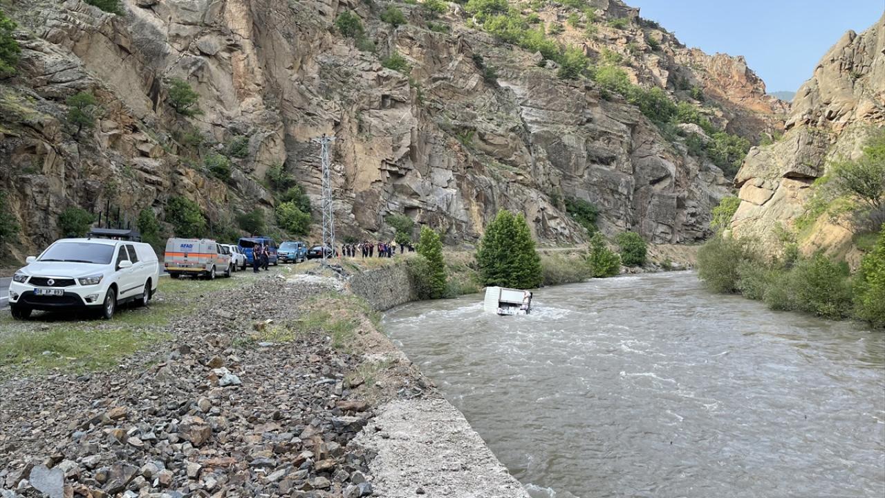Nehre düşen kamyonun sürücüsü akıntıya kapılarak kayboldu | TRT Haber ...