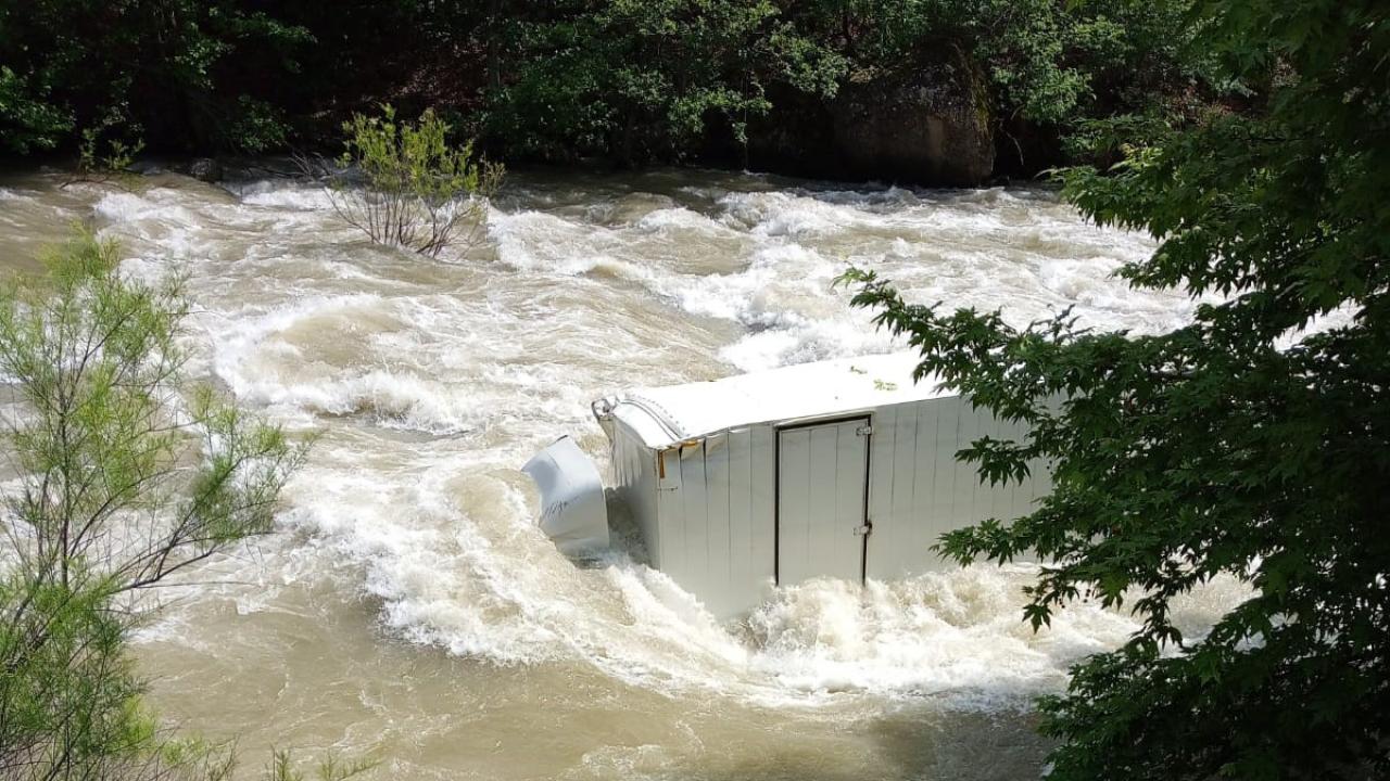 Nehre düşen kamyonun sürücüsü akıntıya kapılarak kayboldu | TRT Haber ...