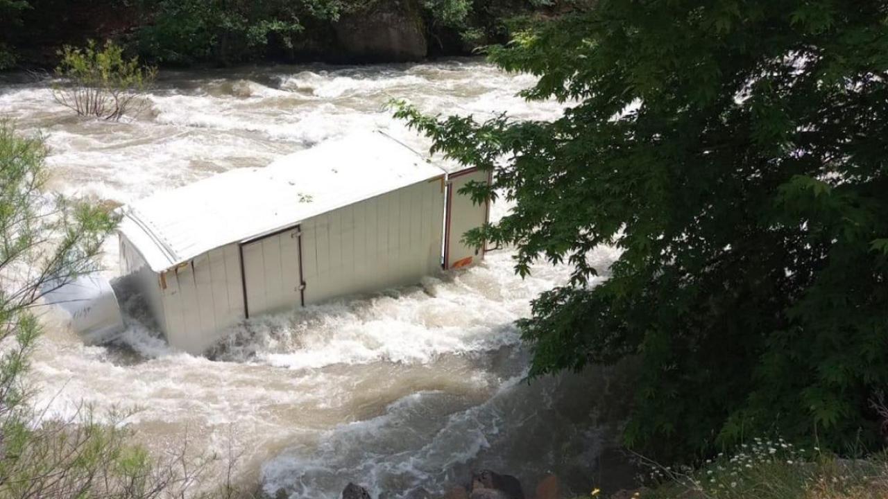 Nehre düşen kamyonun sürücüsü akıntıya kapılarak kayboldu | TRT Haber ...