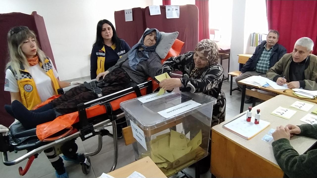 Sedyeyle sandığa geldiler | TRT Haber Foto Galeri