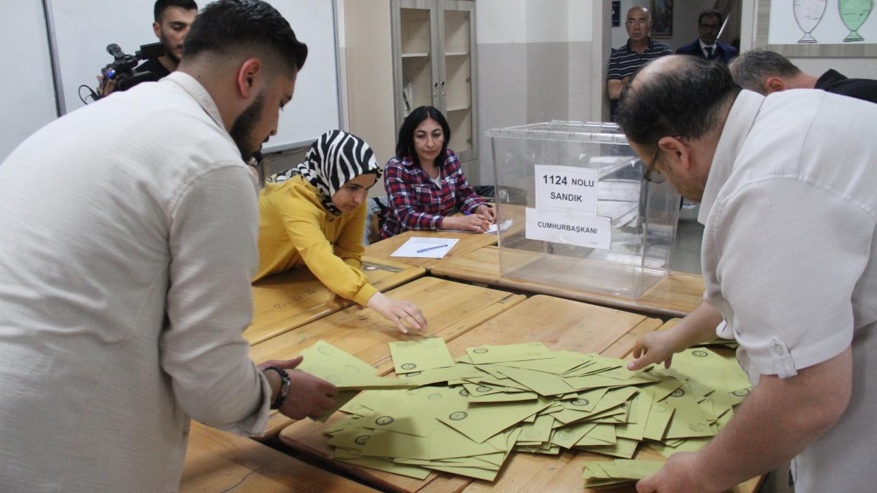 Türkiye genelinde oy verme işlemi sona erdi: Oylar sayılıyor | TRT ...