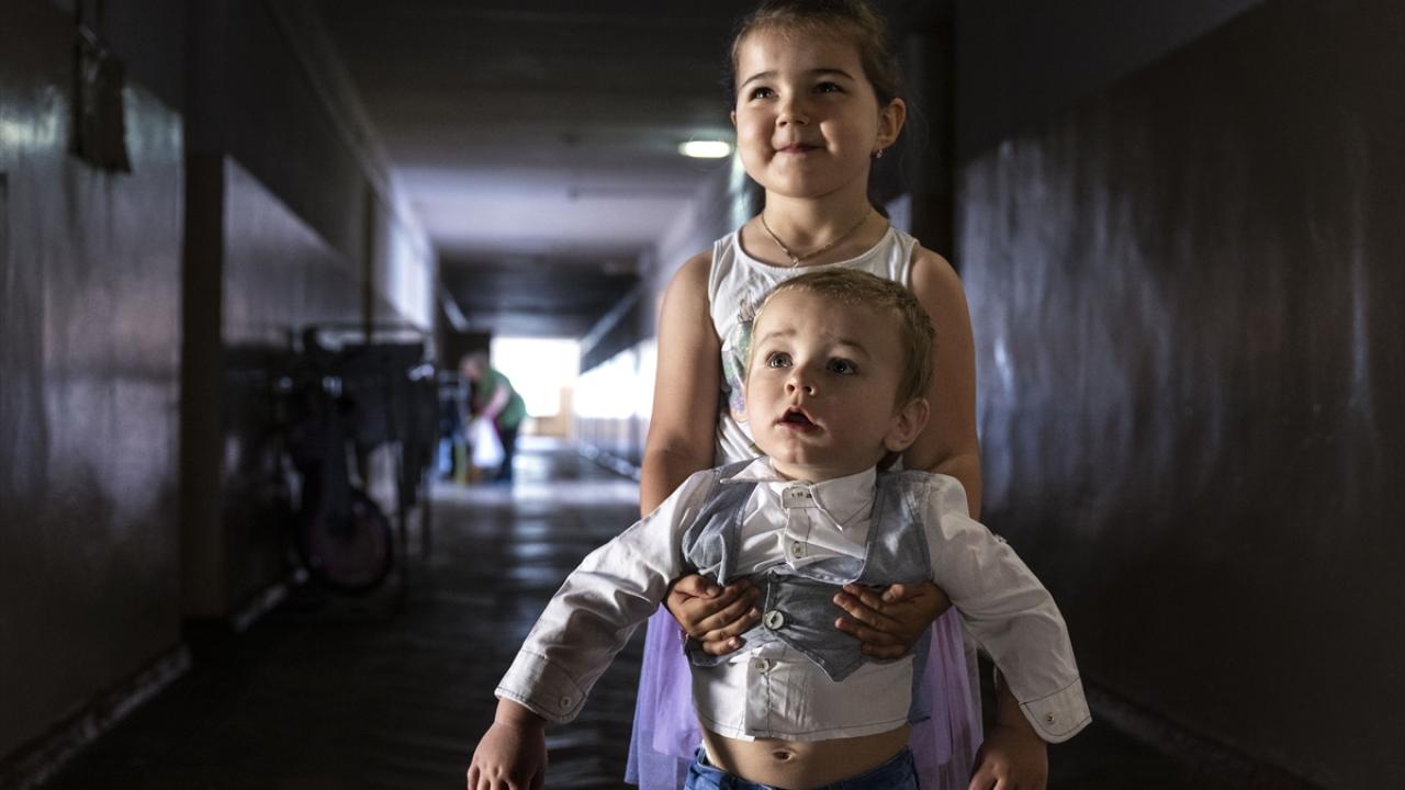 Ukraynalı çocuklar "Dünya Çocuk Günü"nü savaşın gölgesinde yaşıyor ...