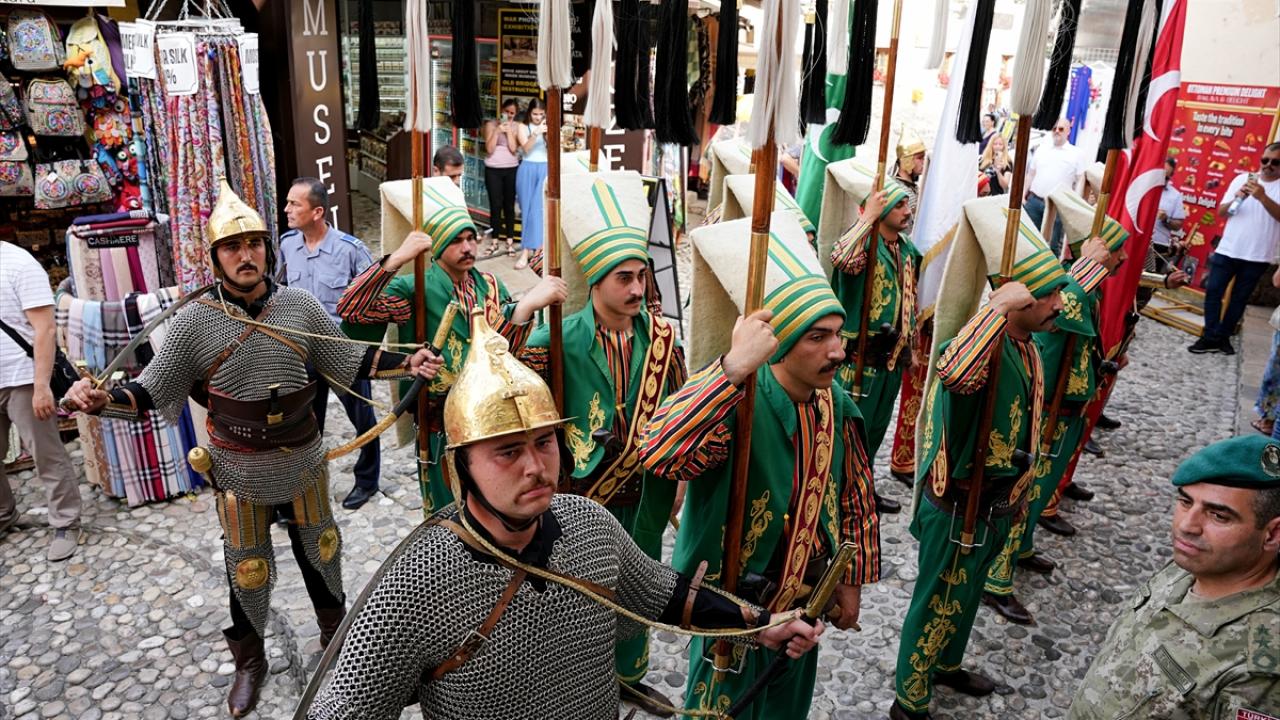 Mehteran Birliği tarihi Mostar Köprüsü'nde konser verdi | TRT Haber ...