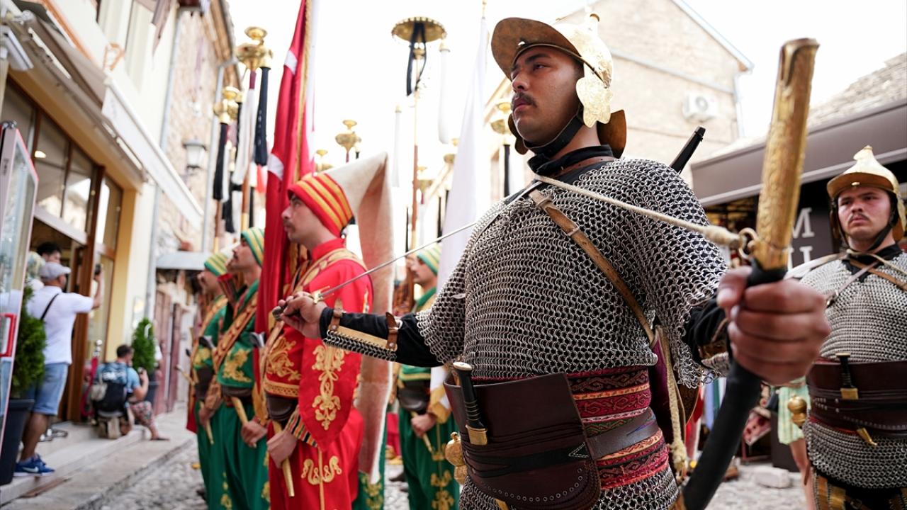 Mehteran Birliği tarihi Mostar Köprüsü'nde konser verdi | TRT Haber ...