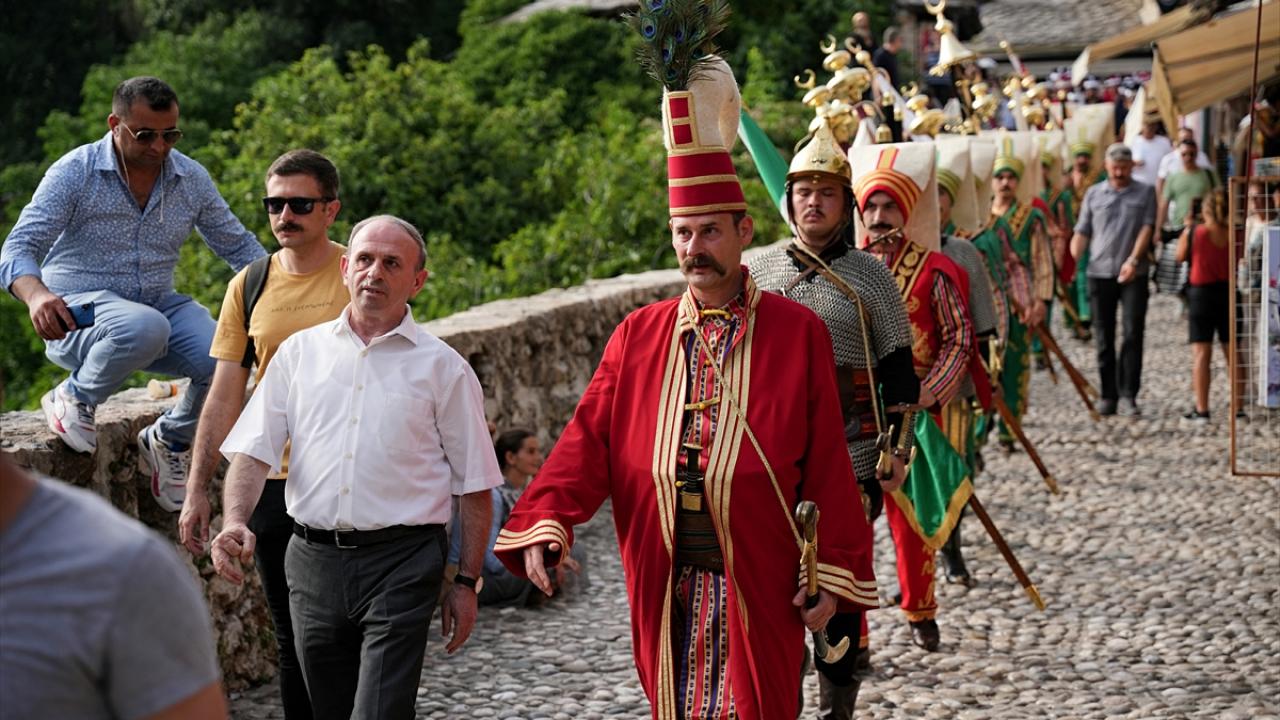 Mehteran Birliği tarihi Mostar Köprüsü'nde konser verdi | TRT Haber ...