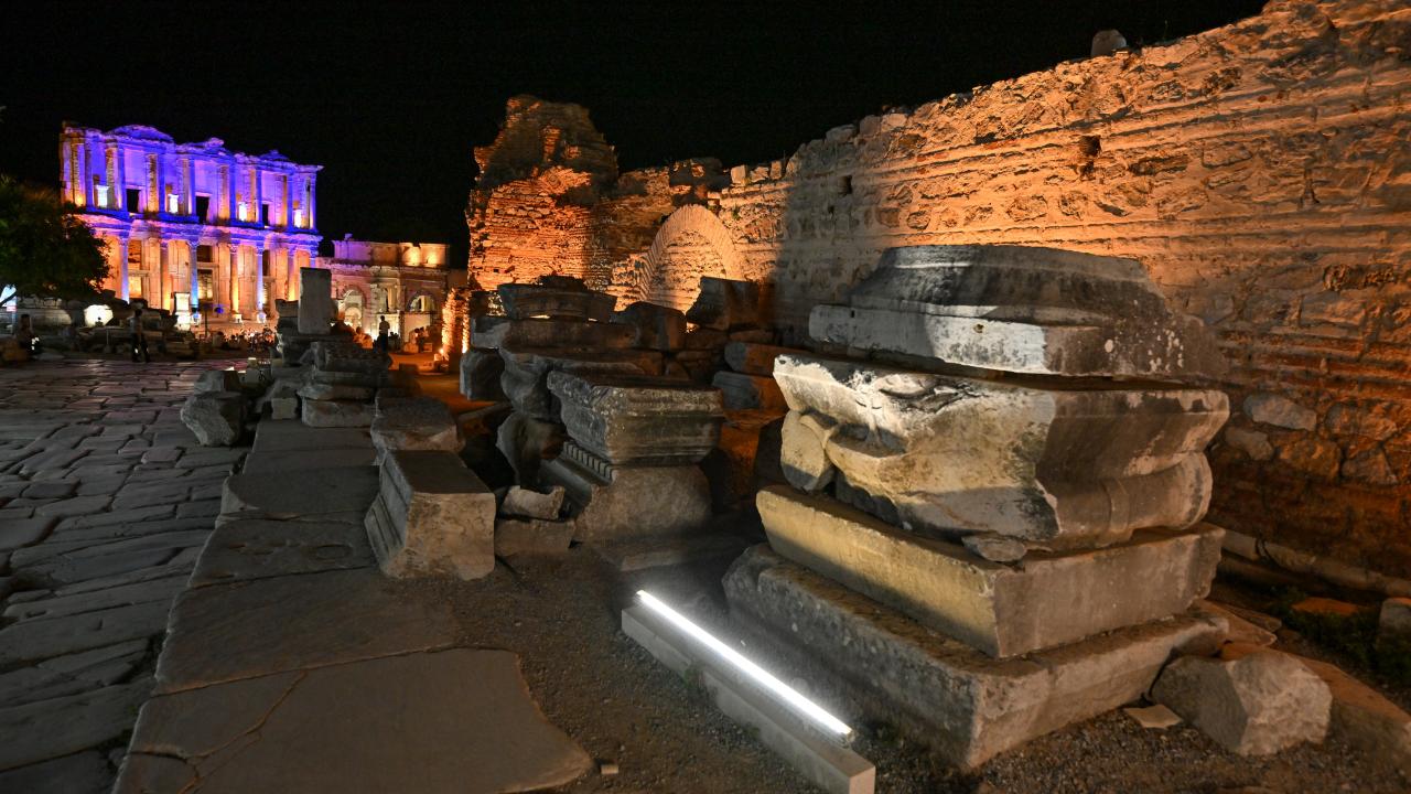 Işıklandırılan Efes Antik Kenti gece ayrı bir güzel | TRT Haber Foto Galeri