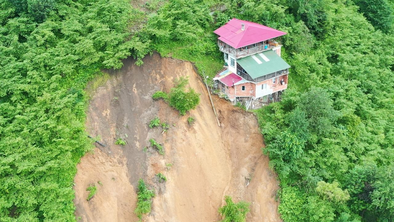 Trabzon'da heyelan nedeniyle 3 ev boşaltıldı | TRT Haber Foto Galeri