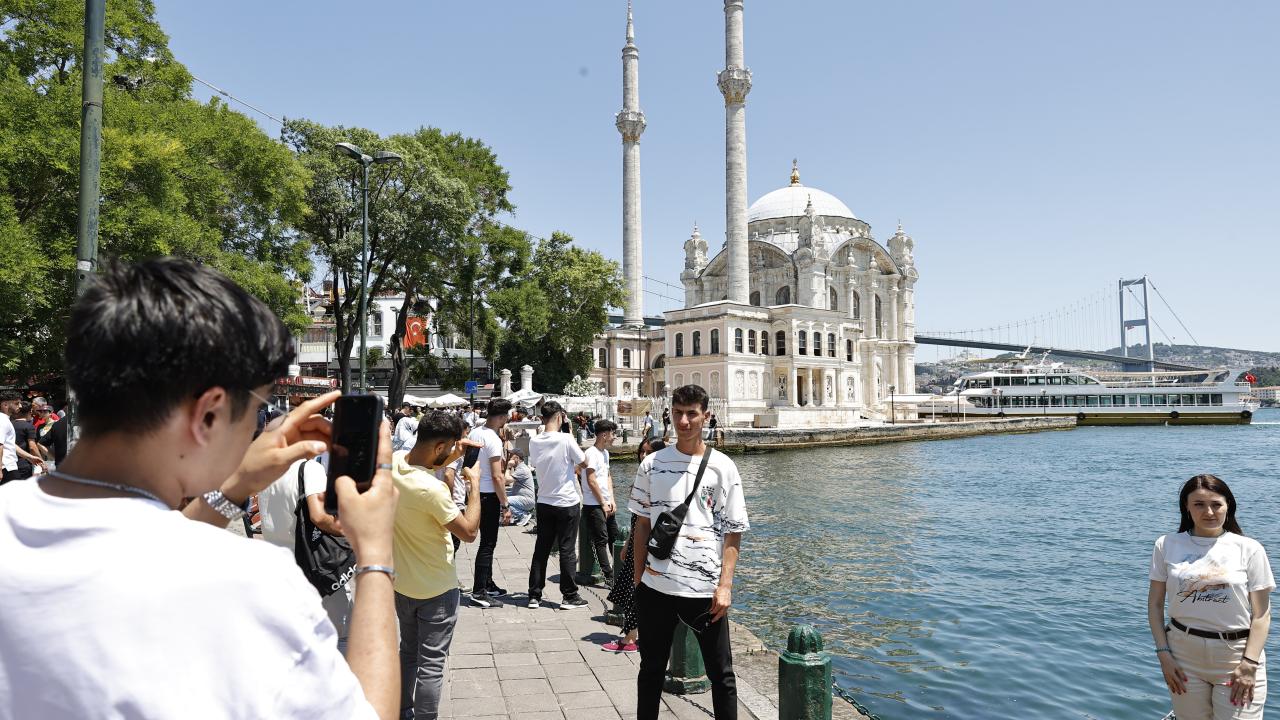 İstanbul'un tarihi ve turistik yerlerinde bayram yoğunluğu | TRT Haber ...