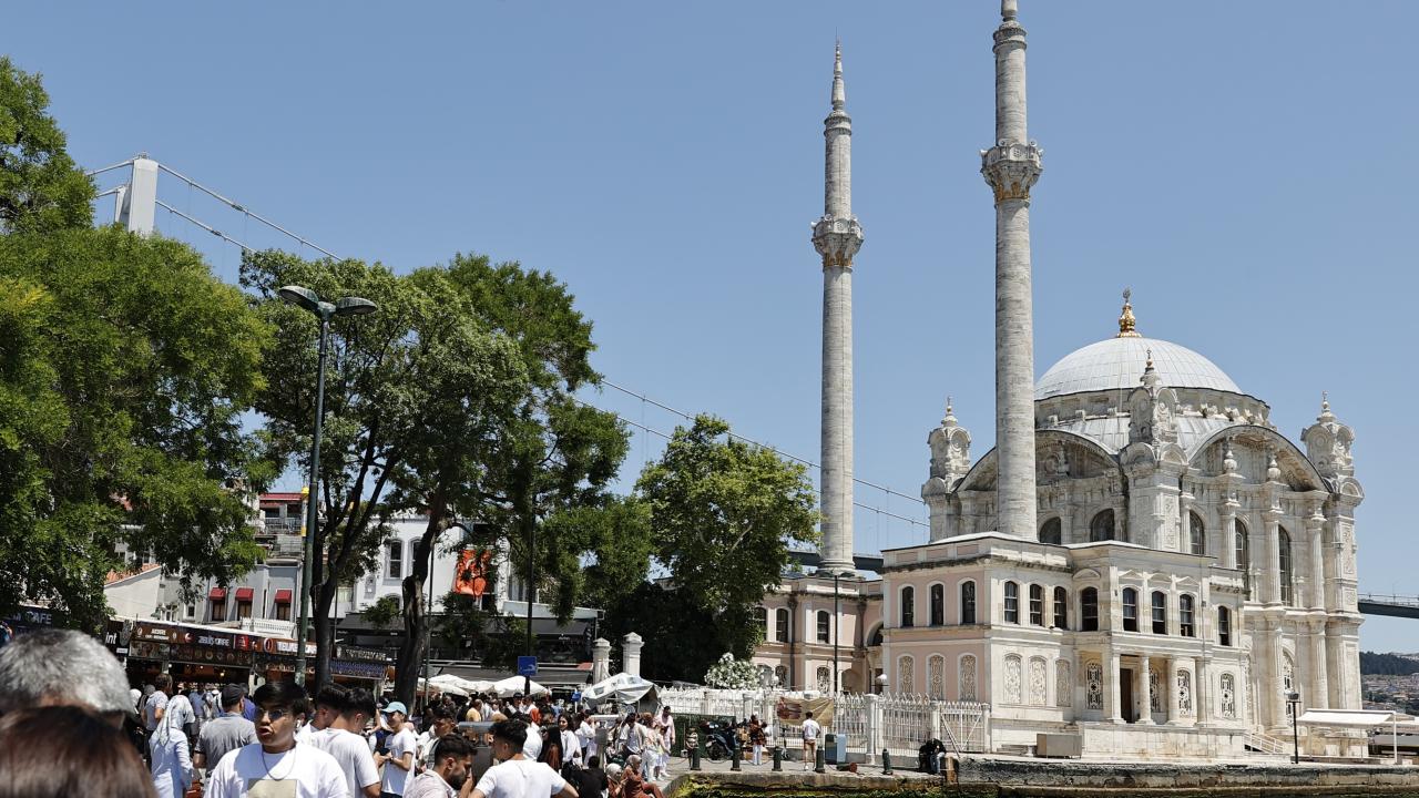 İstanbul'un tarihi ve turistik yerlerinde bayram yoğunluğu | TRT Haber ...
