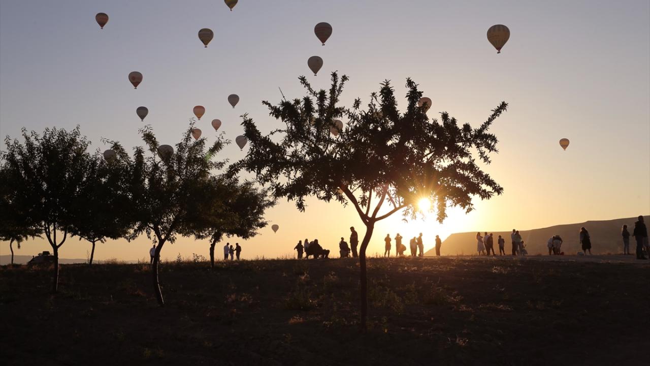 Kapadokya'da sıcak hava balonları gökyüzünde süzüldü | TRT Haber Foto ...