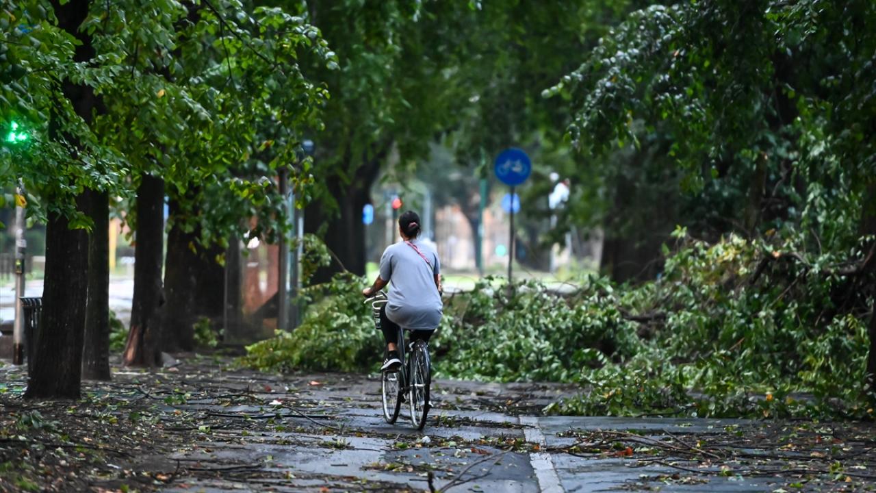 Milan'da şiddetli yağmur ve rüzgar | TRT Haber Foto Galeri