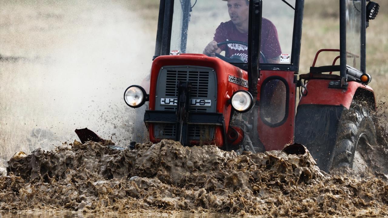 Polonya'da hasat sezonunun sonunda traktörler yarışıyor | TRT Haber ...