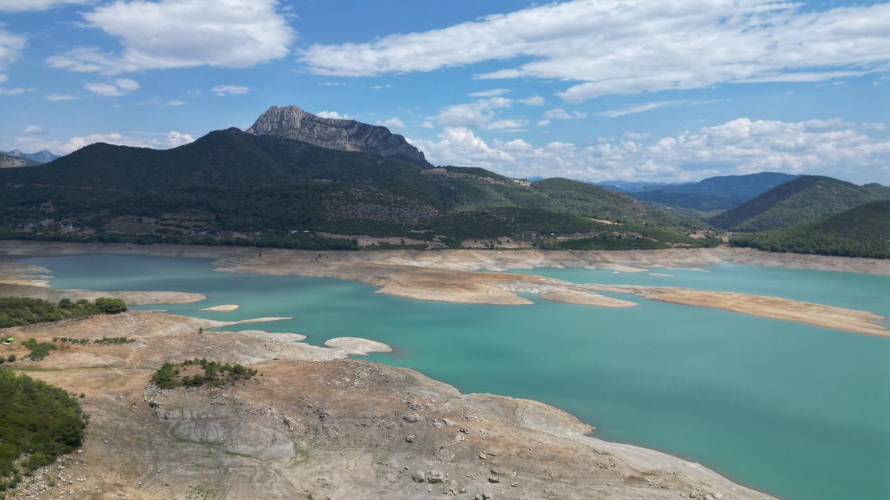 Kuraklığın vurduğu Kozan Barajı havadan görüntülendi | TRT Haber Foto Galeri