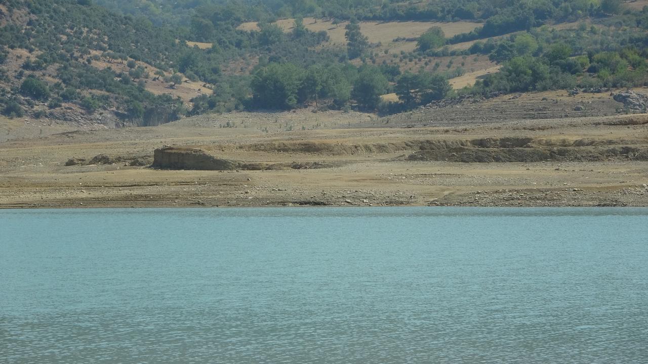 Kuraklığın vurduğu Kozan Barajı havadan görüntülendi | TRT Haber Foto ...