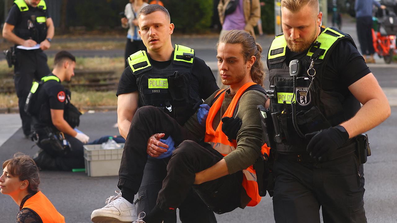 Berlinli protestocular yine ellerini yere yapıştırdı | TRT Haber Foto ...