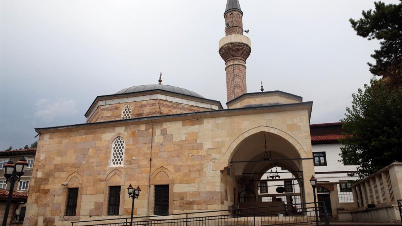 Kastamonu İbn-i Neccar Camii'nin 666 yıllık kapısı el işlemeleriyle ...
