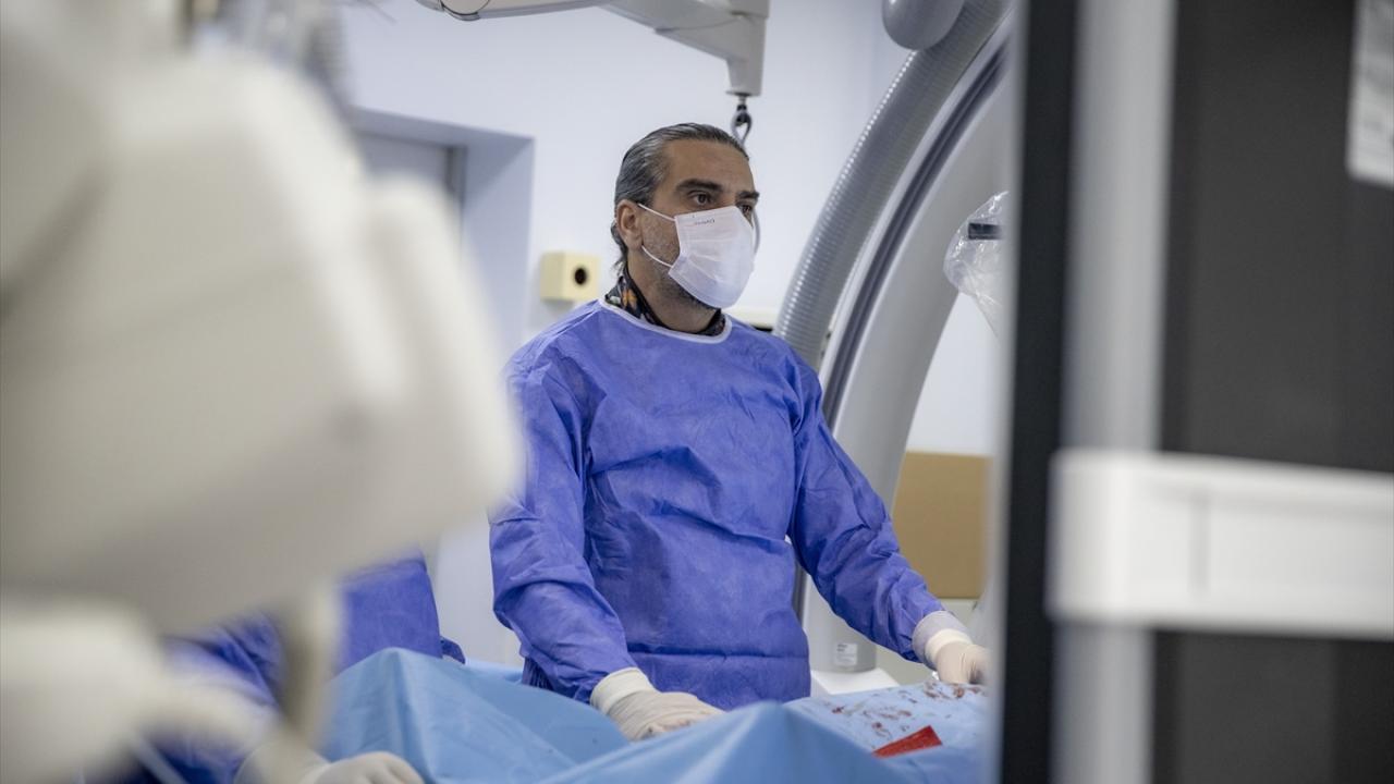 Felç geçiren hastaları zamanla yarışarak hayata bağlıyorlar | TRT Haber ...