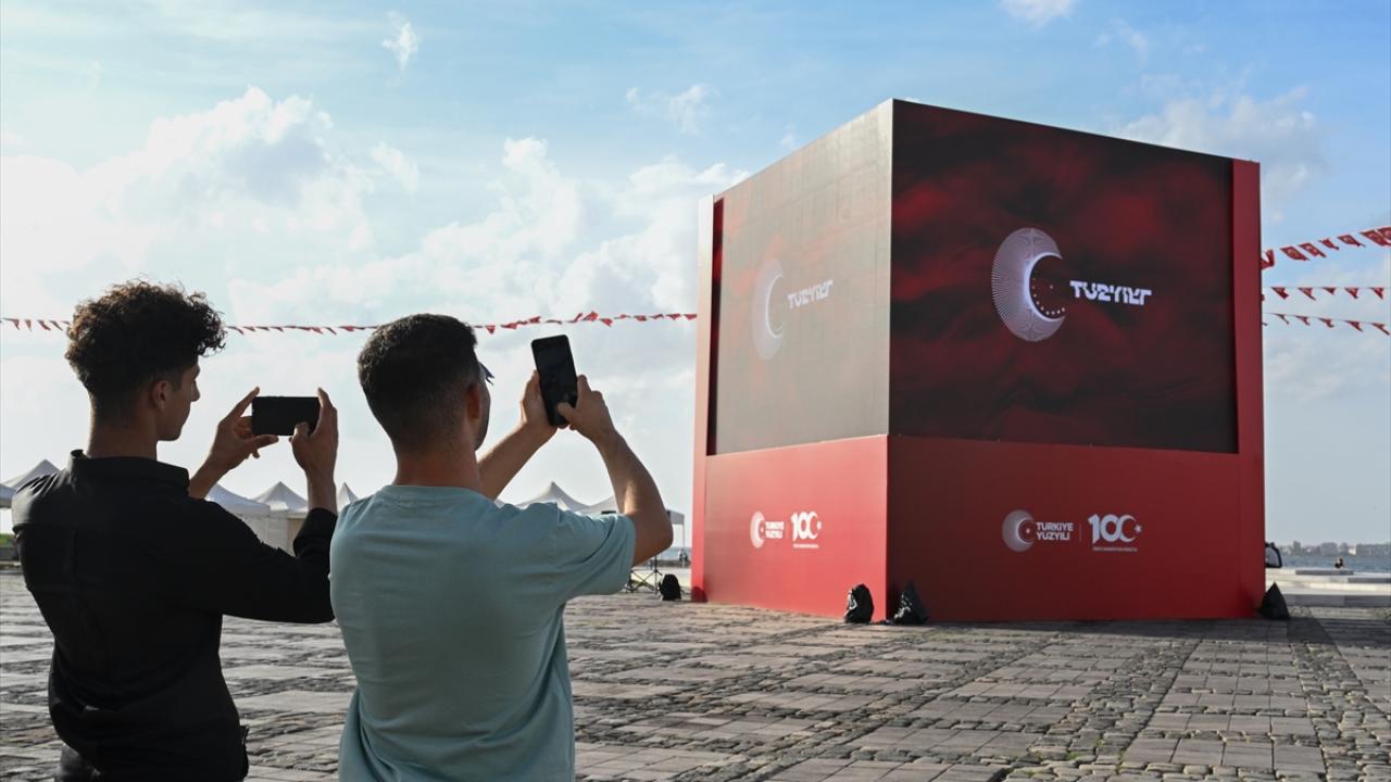 İzmir'e Cumhuriyet'in 100. yılına özel dijital dev ekran kuruldu | TRT ...