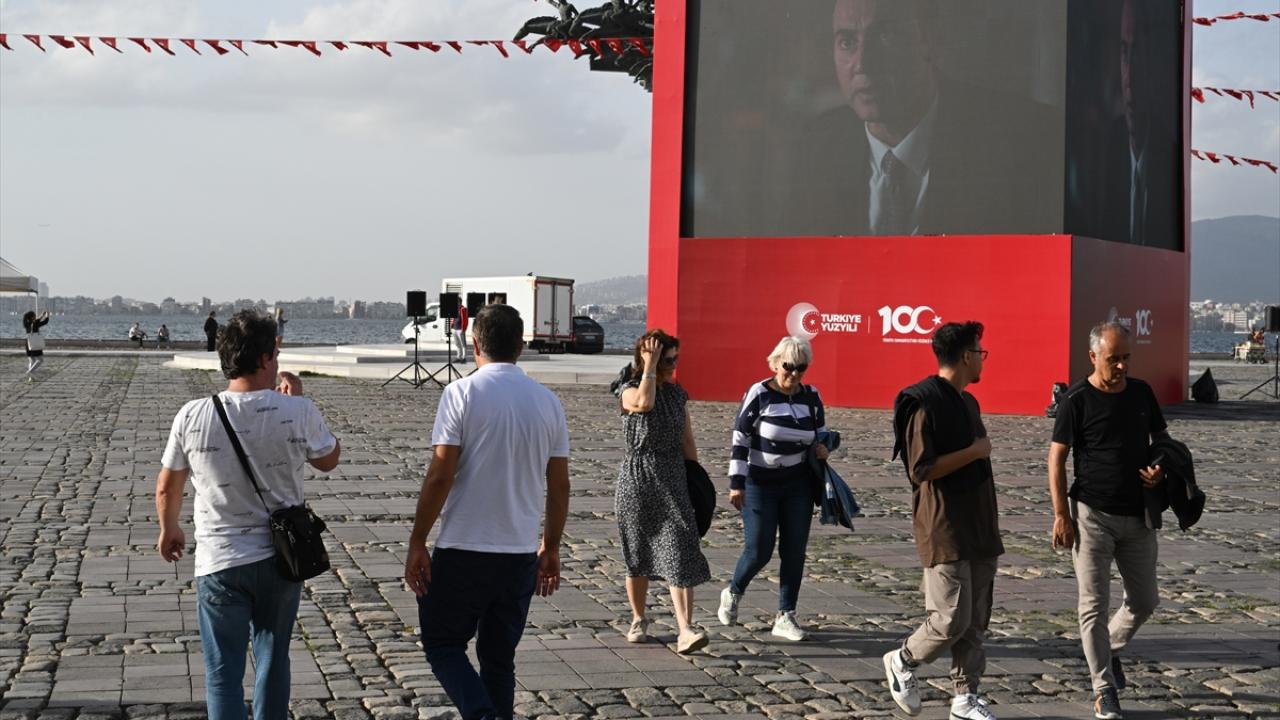 İzmir'e Cumhuriyet'in 100. yılına özel dijital dev ekran kuruldu | TRT ...