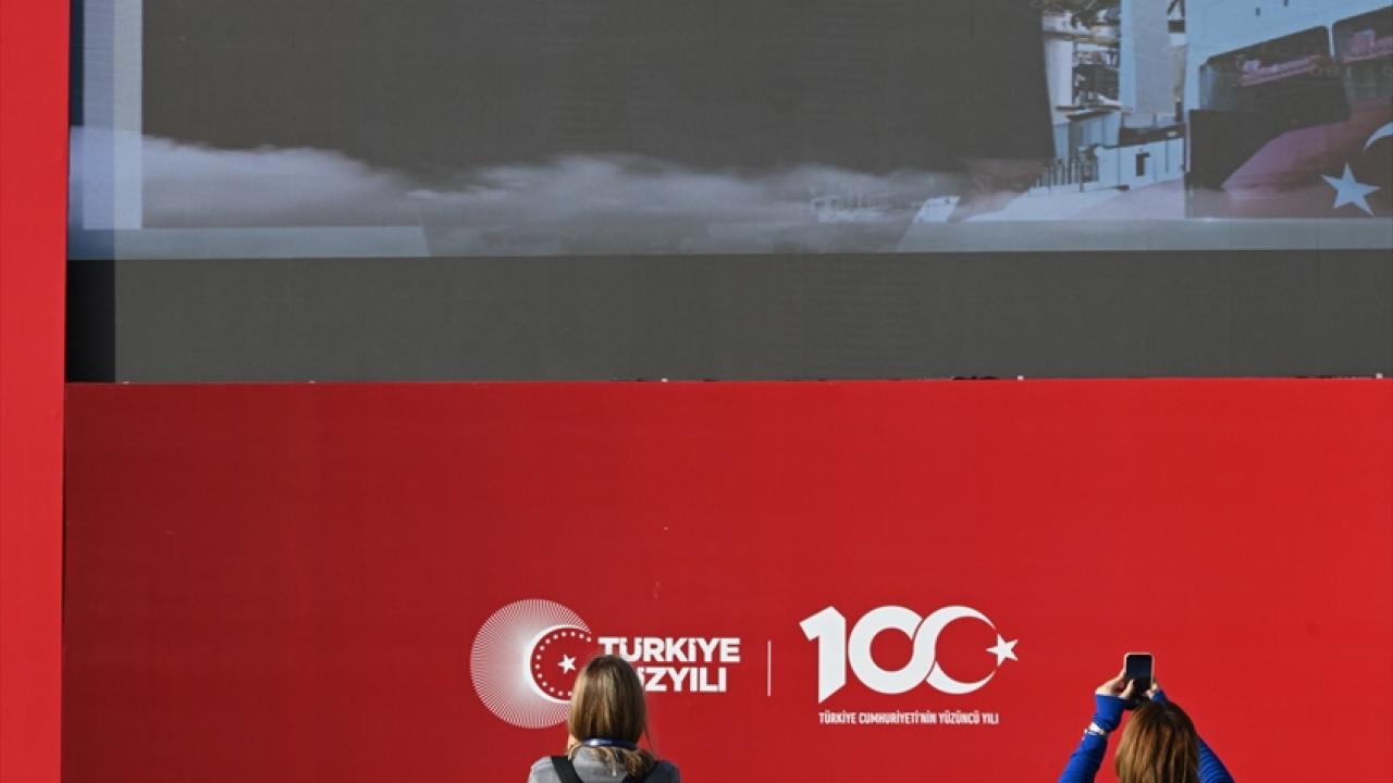 İzmir'e Cumhuriyet'in 100. yılına özel dijital dev ekran kuruldu | TRT ...