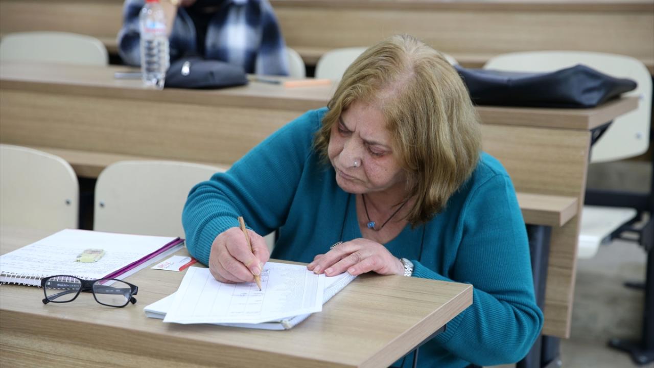 Çocukluğunda okumasına izin verilmedi, 64 yaşında üniversiteyi kazandı ...