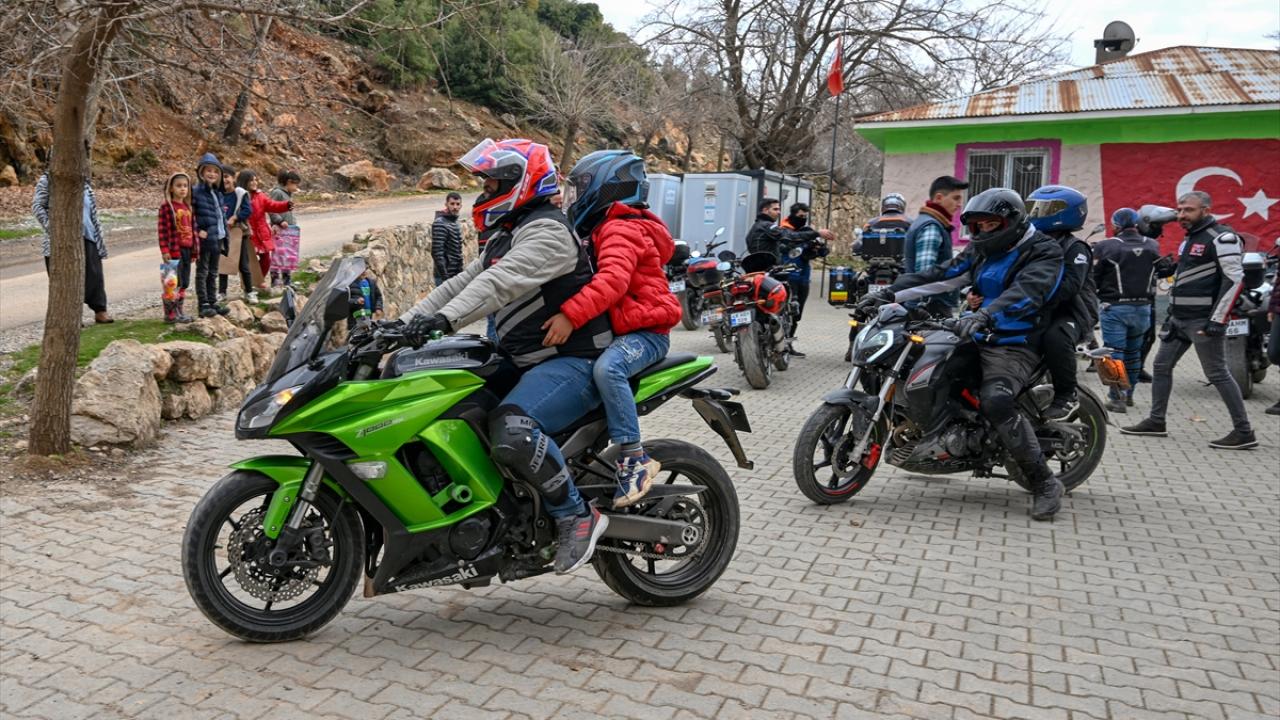 Motorcular bu kez depremzede köy çocukları için gaza bastı | TRT Haber ...