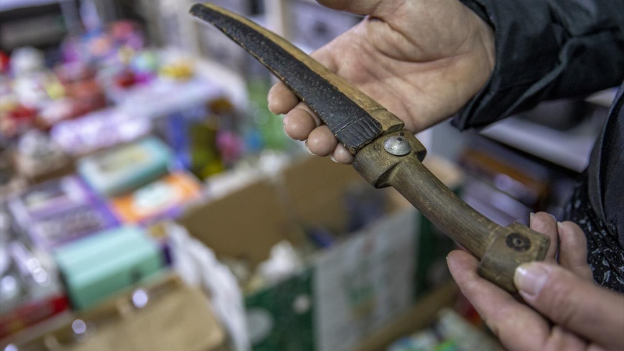 Evini müzeye çeviren Iraklı koleksiyoncunun binlerce eşyası arasında ...