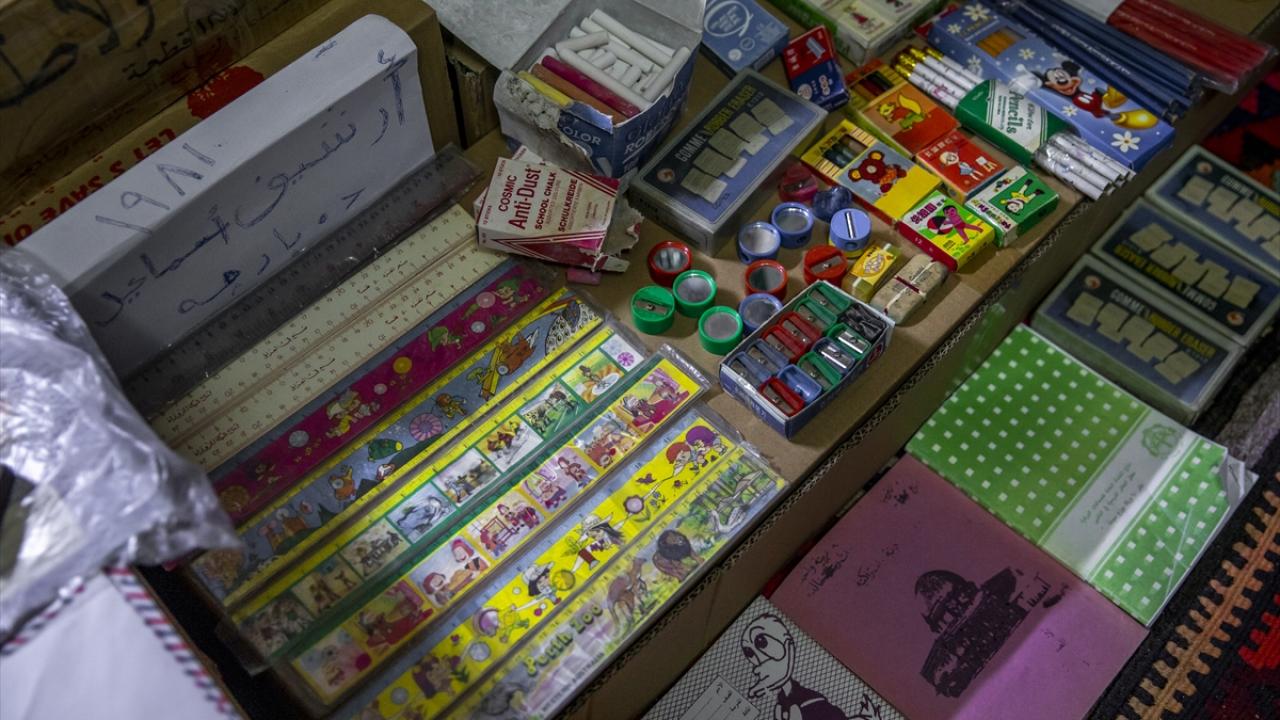 Evini müzeye çeviren Iraklı koleksiyoncunun binlerce eşyası arasında ...