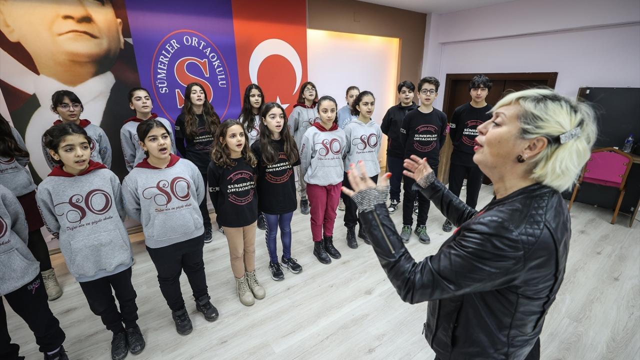 "Yağmur'un şarkısı" depremden etkilenen 11 ildeki okullarda zil sesi olsun istiyorlar | TRT ...