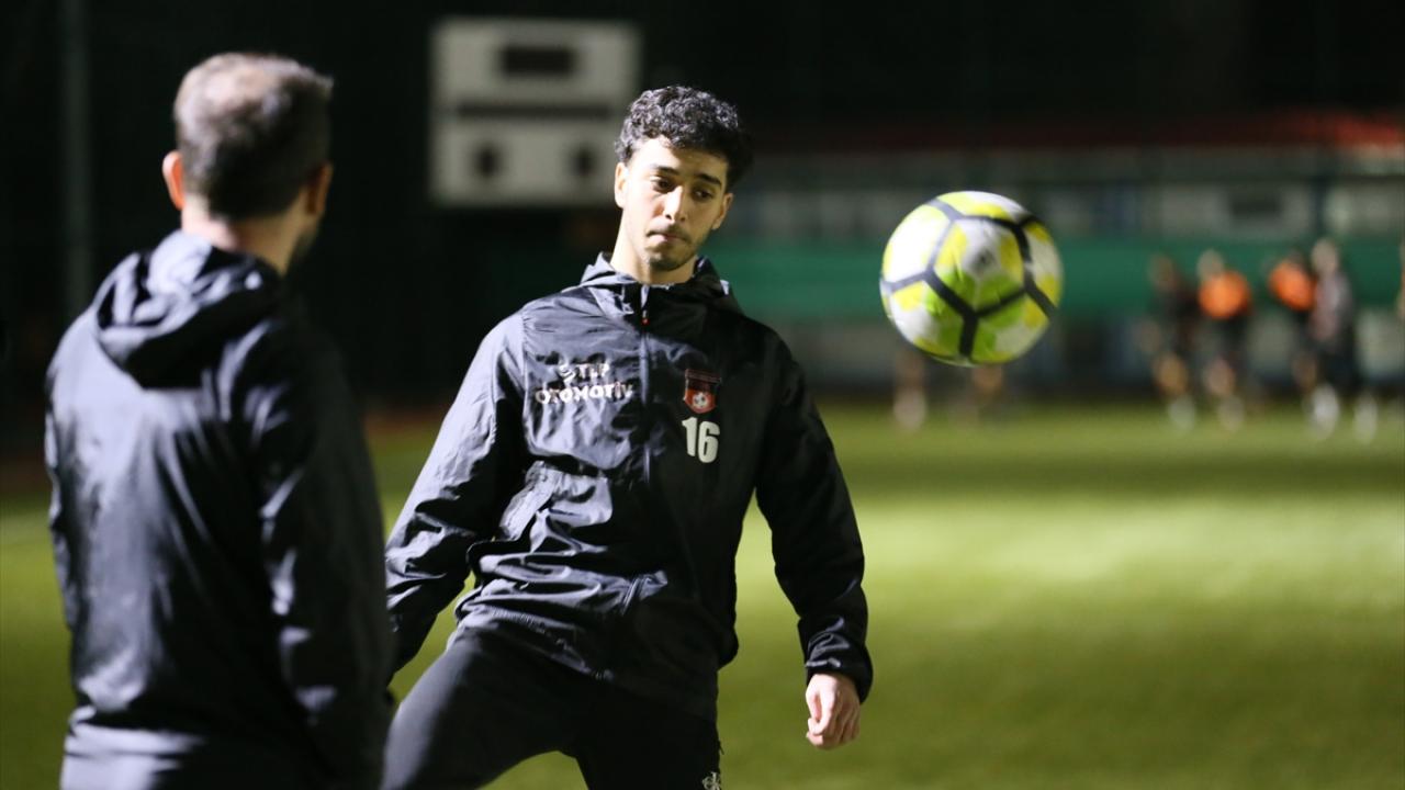 Deprem enkazından kurtulan kardeşler, yeşil sahada omuz omuza mücadele ...