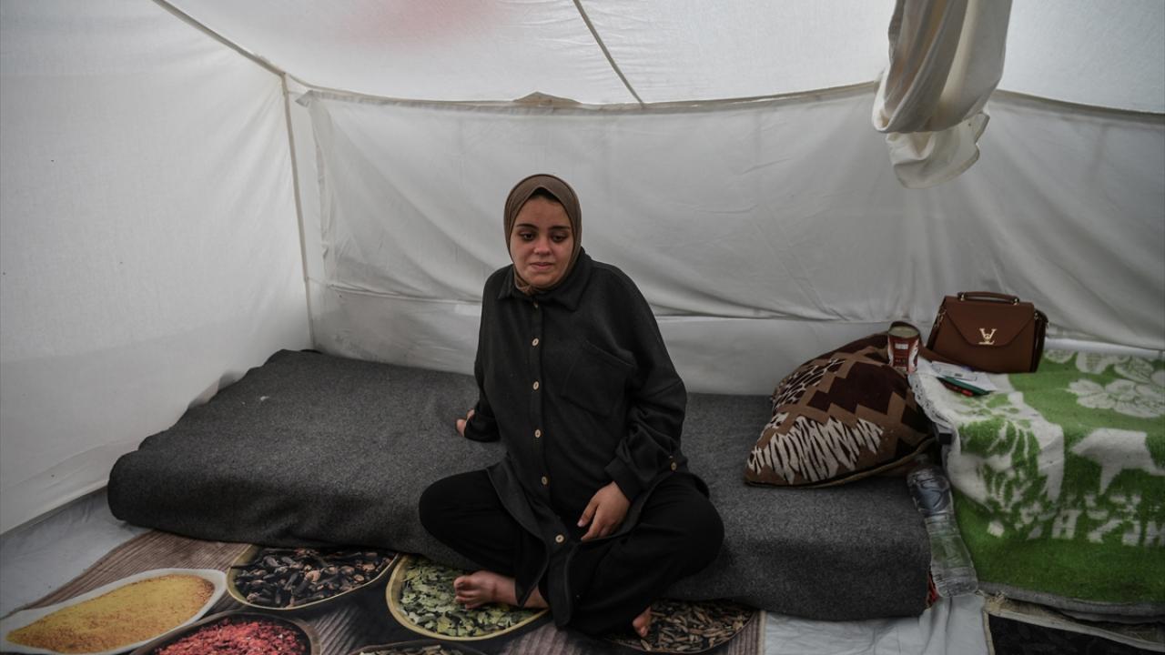 Üçüz bebeklere hamile Filistinli Sindavi, çadırda doğum endişesi ...