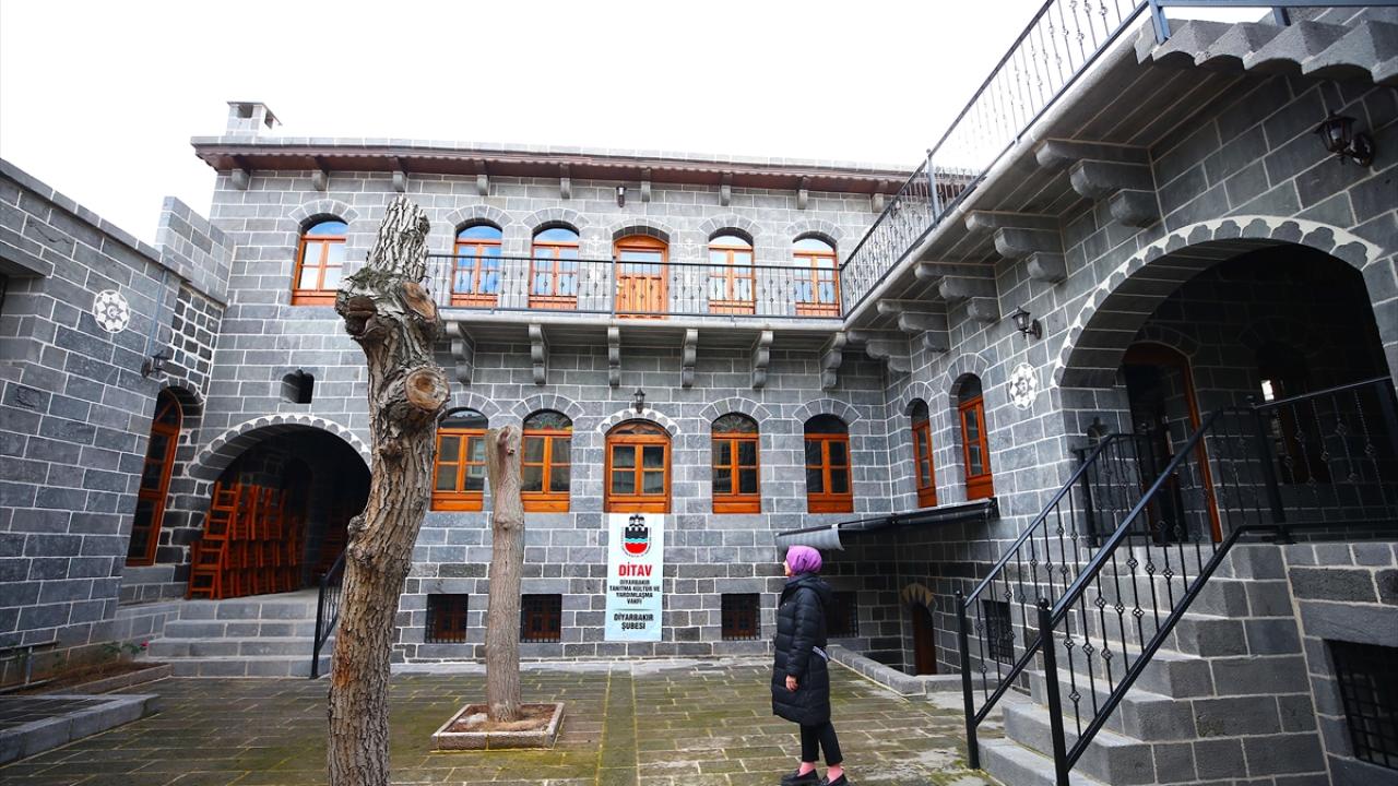Sur'daki binalar kadın vitraycıyla renkleniyor | TRT Haber Foto Galeri
