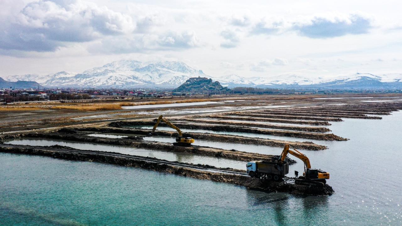 Van Gölü'nün zemini balçık ve dip çamurundan arındırılıyor | TRT Haber ...