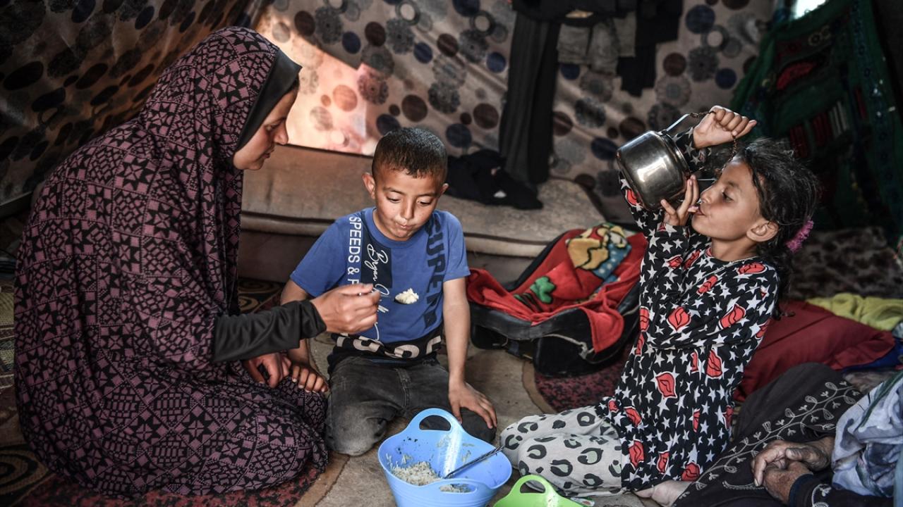 Refah kentine sığınan Filistinli Al Zehhar ailesinin yaşam mücadelesi ...