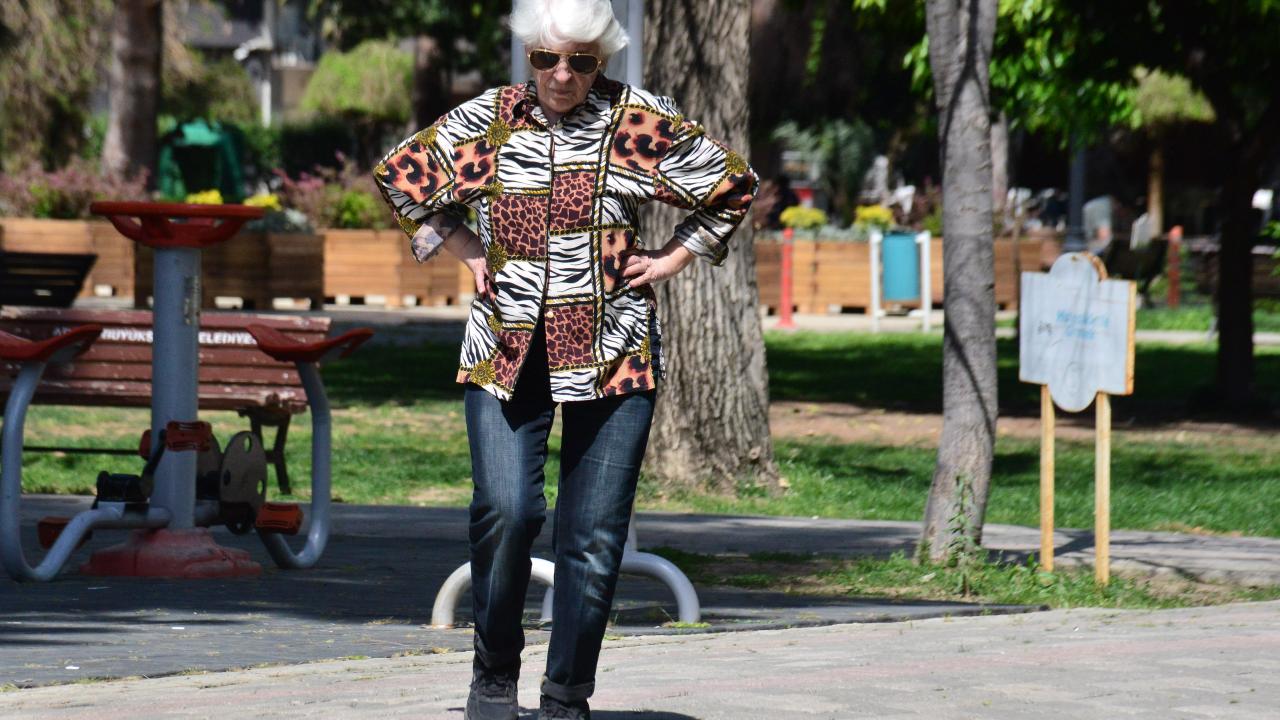 Adana 33 dereceyi gördü, parklar doldu | TRT Haber Foto Galeri