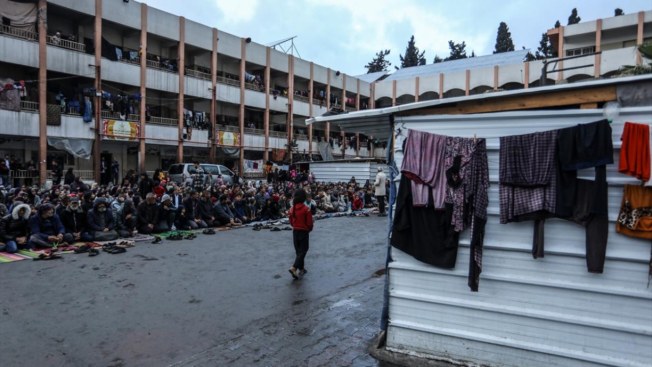 Refah kentindeki bir okula sığınan Filistinliler, bayram namazını ...