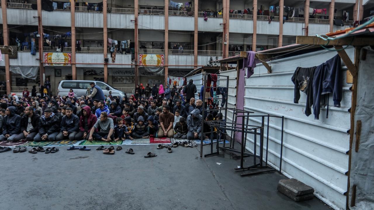 Refah kentindeki bir okula sığınan Filistinliler, bayram namazını ...